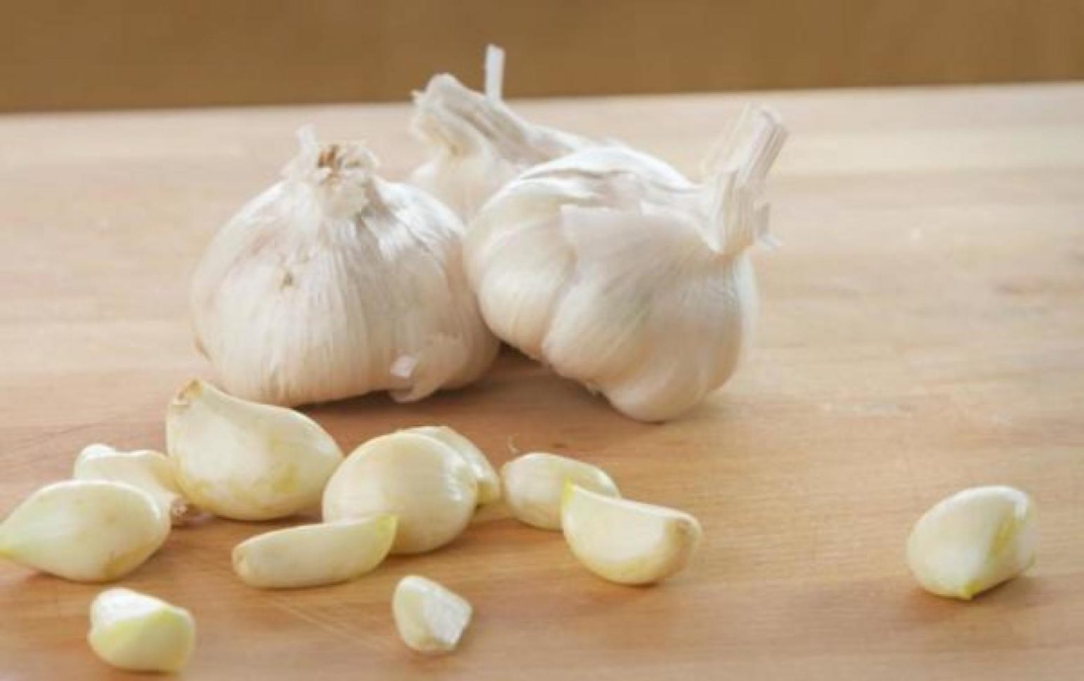 How to Peel Garlic in 20 Seconds - Just A Pinch