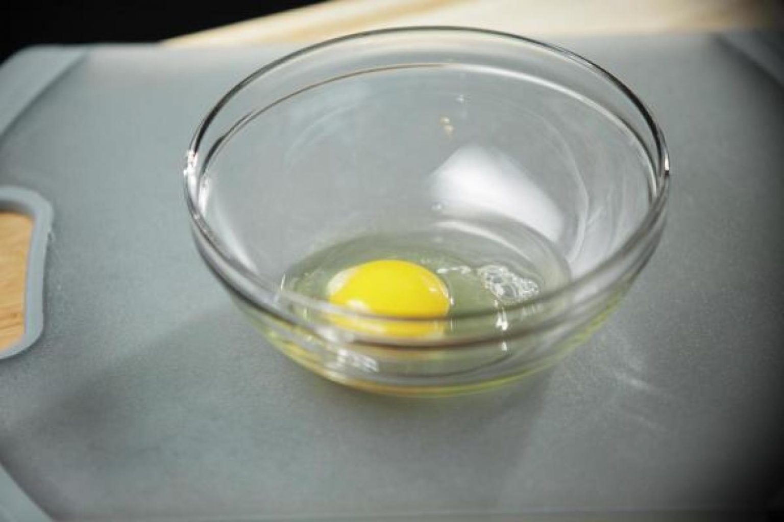 How to Crack an Egg with One Hand - Just A Pinch